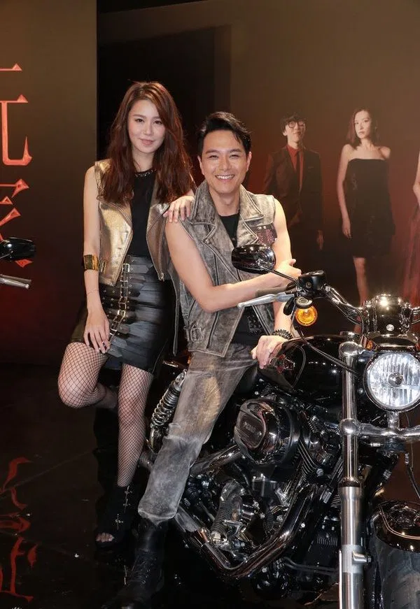 Huỳnh Tông Trạch ôm ấp Trương Kế Thông trong họp báo - BlogAnChoi