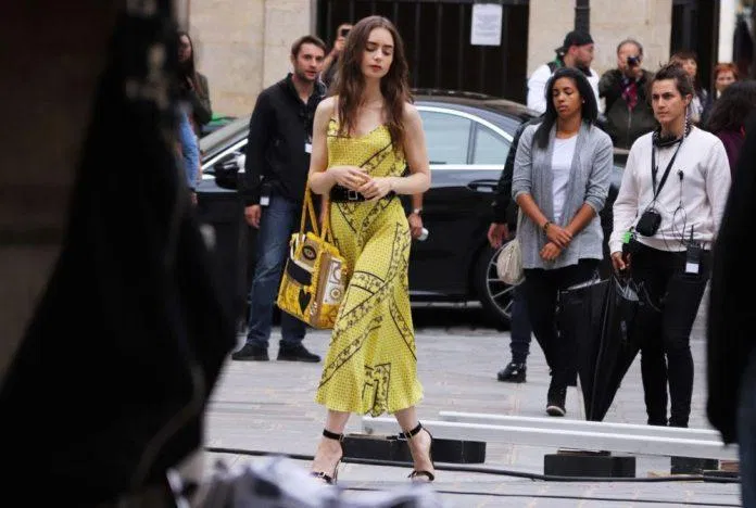 Yếu tố thời trang trong Emily in Paris ảnh hưởng như thế nào ? - BlogAnChoi